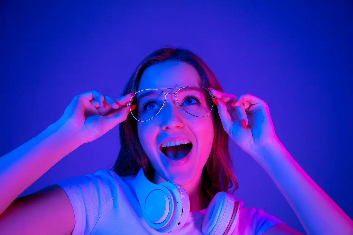 Luz Azul: qué es y por qué deberías protegerte de ella - Hola Rene